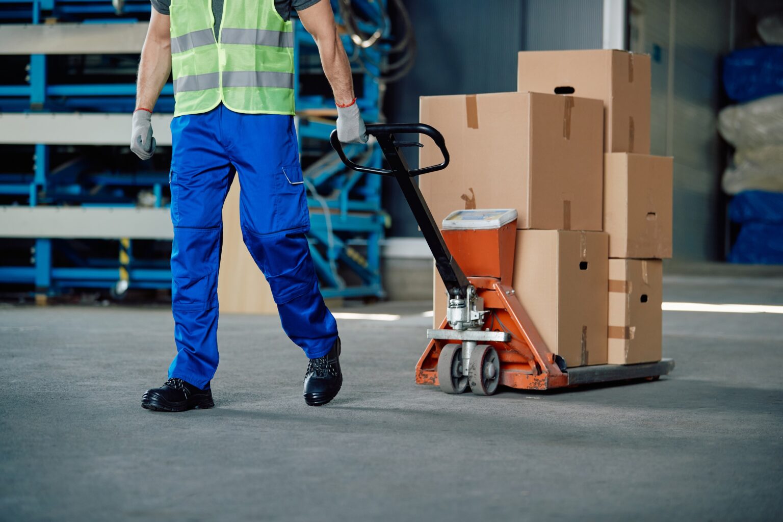 Auxiliar de transporte dispensado porque não usava equipamentos de ...